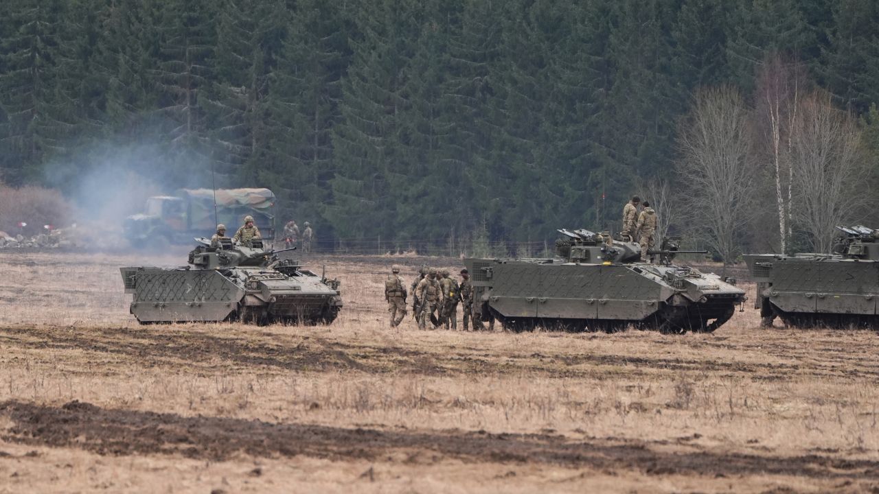 Estonia digs anti-tank ditches to strengthen border