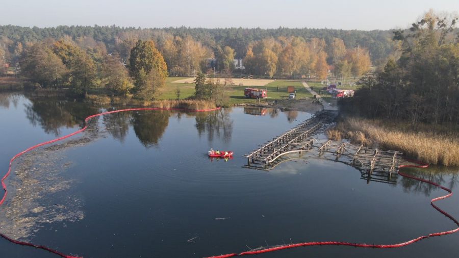 Pożar pomostu nad znanym jeziorem. Ogromne straty [ZDJĘCIA]