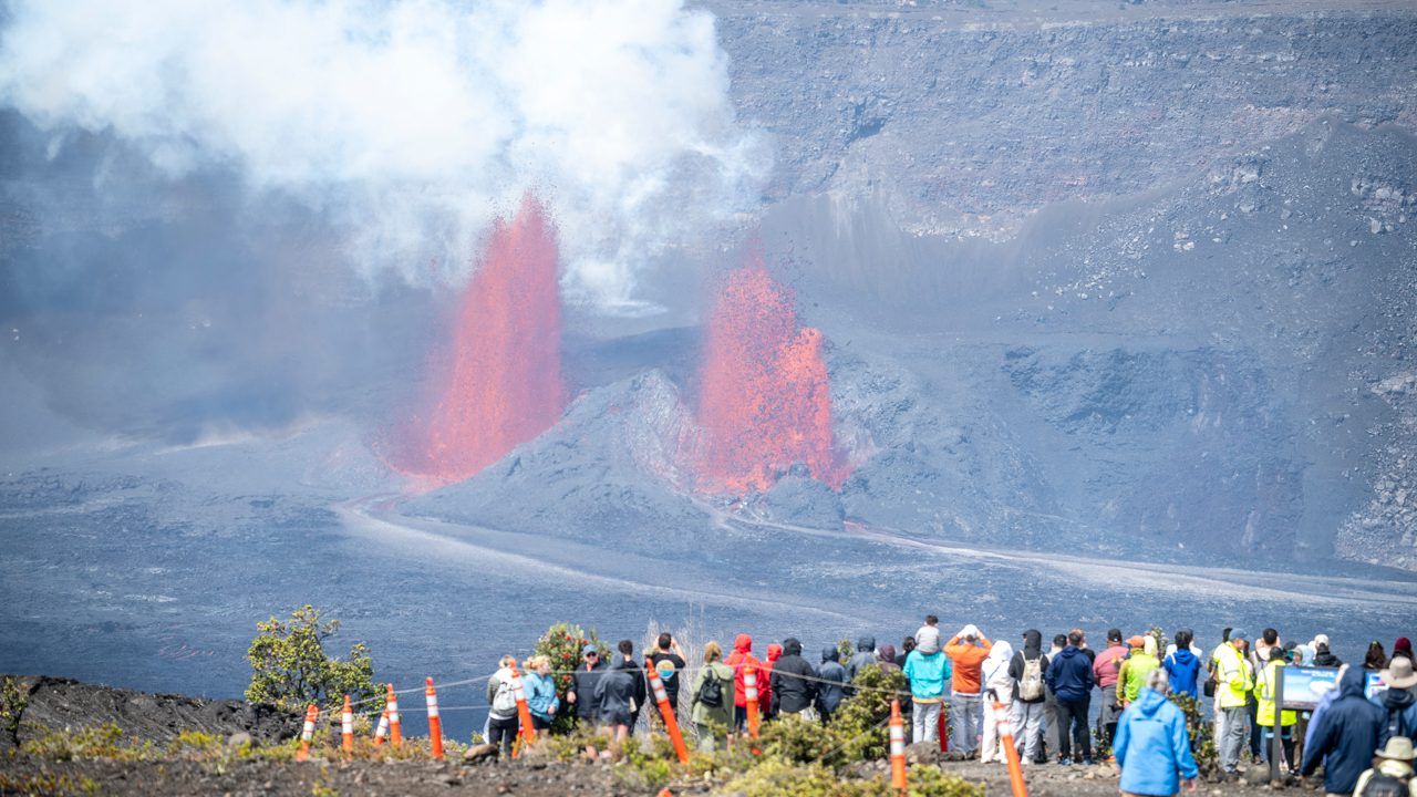 Wulkan Kilauea na Hawajach (Hawaii) - efektowna erupcja. Kilauea to ...