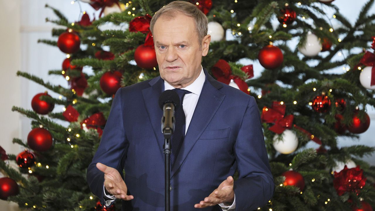 Donald Tusk krytykuje Viktora Orbana i Marcina Romanowskiego. Rosja zaatakowała Ukrainę w ...