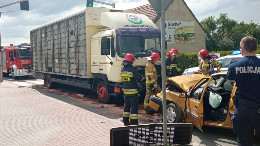 Jedna osoba ranna w zderzeniu ciężarówki z autem osobowym. Wypadek w ... Jedna osoba ranna w zderzeniu ciężarówki z autem osobowym. Wypadek w ...