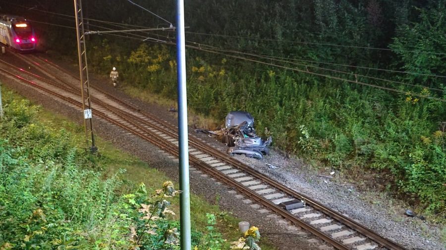 Samochód spadł z wiaduktu na tory. Uderzył w niego pociąg pod Sianowem ...