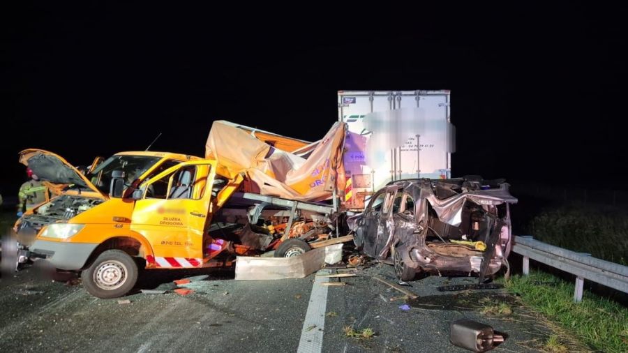 Wypadek na A1 niedaleko Włocławka. Wymieniali oponę na poboczu i wjechała w nich ciężarówka