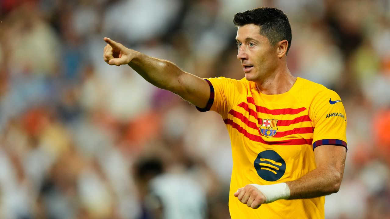 Robert Lewandowski wychwalany przez Hansiego Flicka. "Wiek się nie liczy" | TVP SPORT