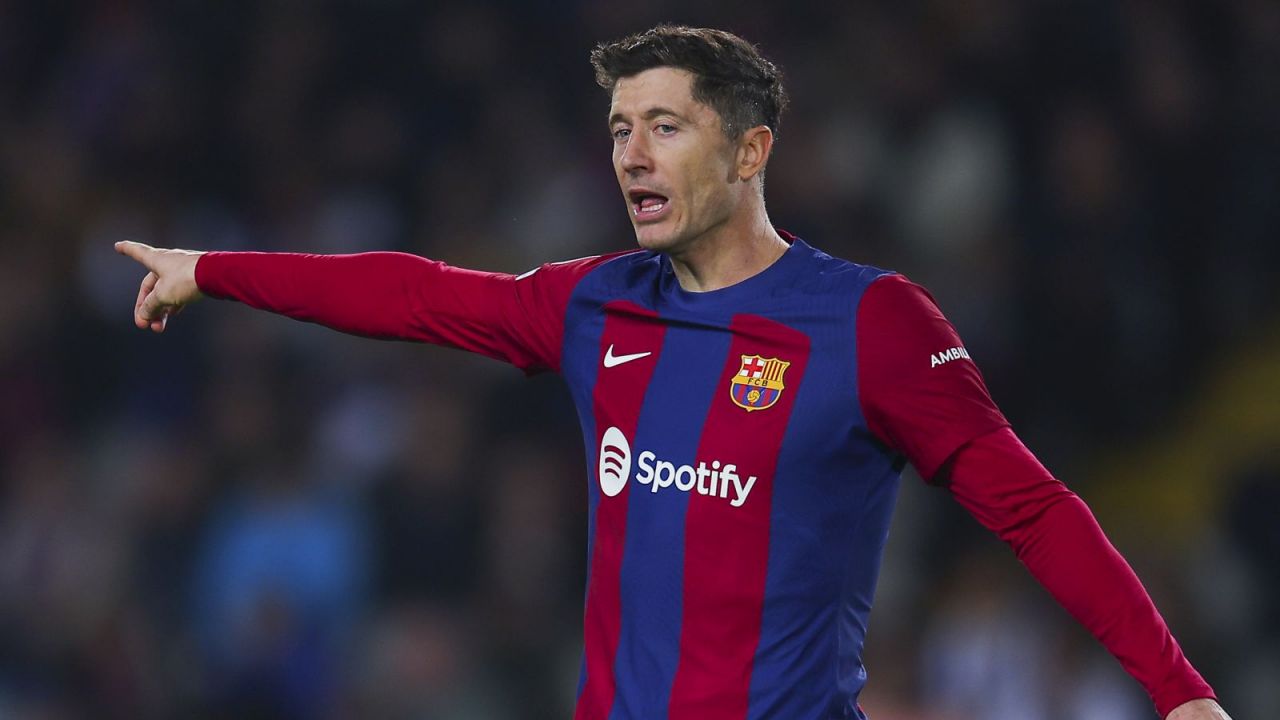 Vitor Roque zagrozi pozycji Roberta Lewandowskiego? Media: nie byłoby ...